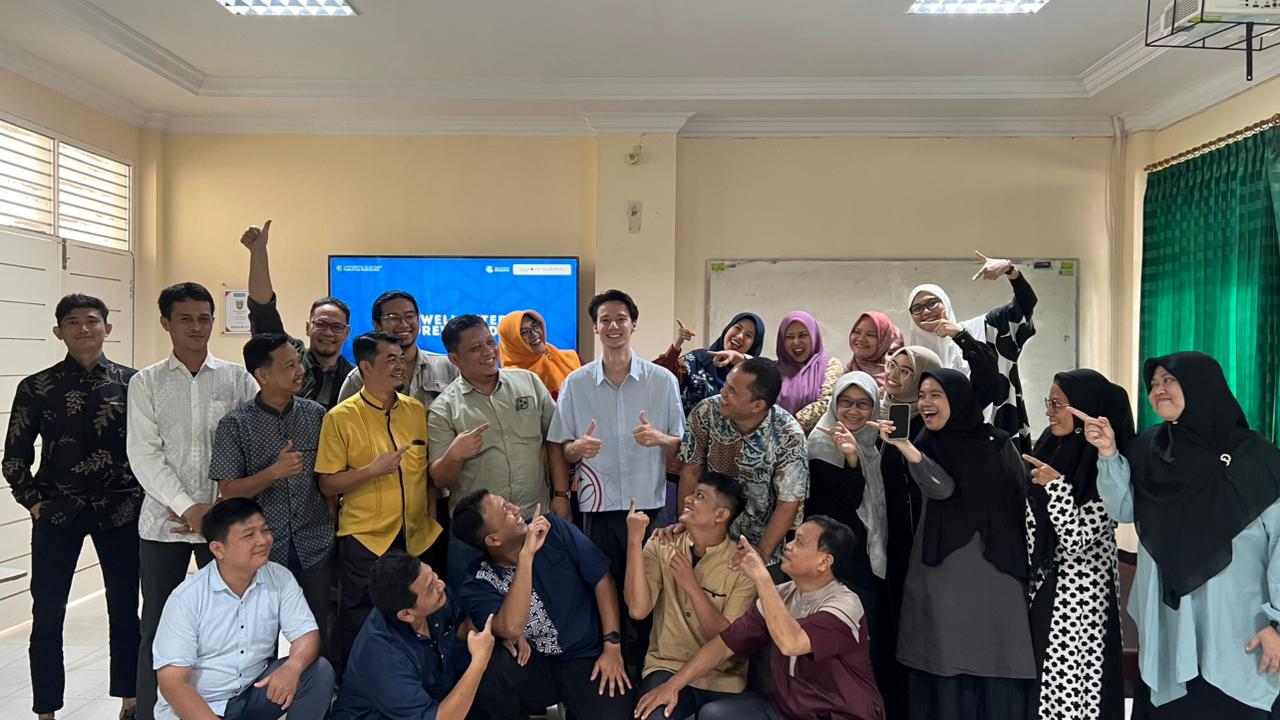 Farewell Intern: Andrew Mulder Selesaikan Program Magang di Fakultas ...